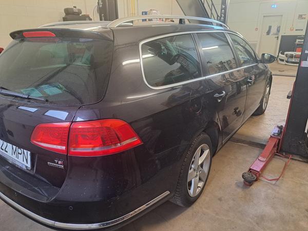 Black Volkswagen Passat 2012 in Tallinn, with an engine capacity of 0.00 L and mileage of 261 thousand km for 2000 €, photo 4 on AUTOMOTO.COM.LV