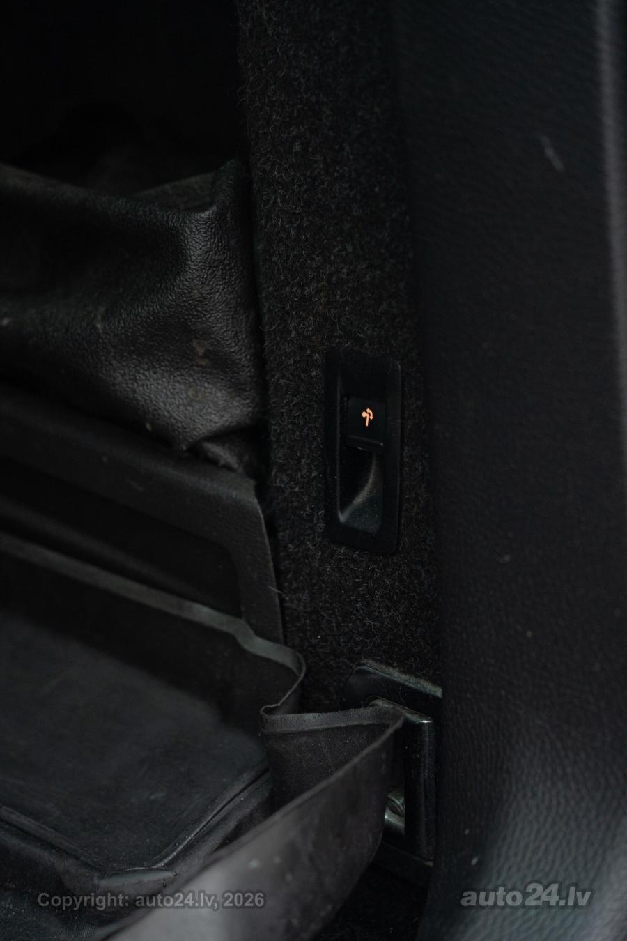 Black Volkswagen Passat 2012 in Tallinn, with an engine capacity of 1.40 L and mileage of 360 thousand km for 3999 €, photo 20 on AUTOMOTO.COM.LV