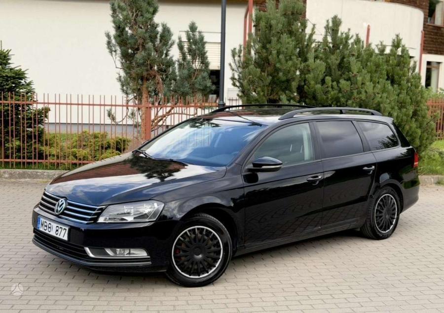 Black Volkswagen Passat 2012 in Vilnius, with an engine capacity of 2.00 L and mileage of 300 thousand km for 3300 €, photo 3 on AUTOMOTO.COM.LV