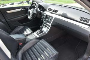 Black Volkswagen Passat 2012 in Vilnius, with an engine capacity of 1.97 L and mileage of 288 thousand km for 5999 €, photo 3 on AUTOMOTO.COM.LV