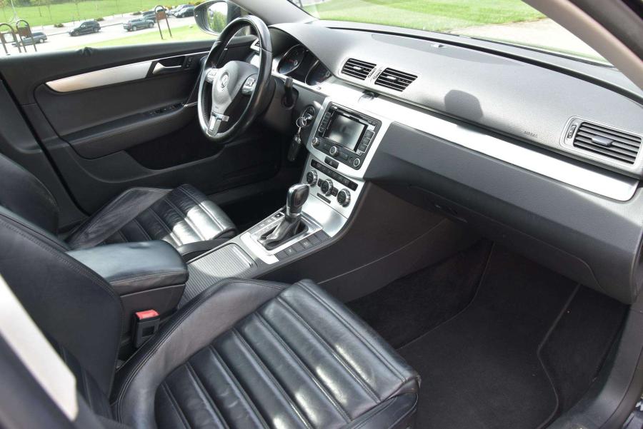Black Volkswagen Passat 2012 in Vilnius, with an engine capacity of 1.97 L and mileage of 288 thousand km for 5999 €, photo 3 on AUTOMOTO.COM.LV