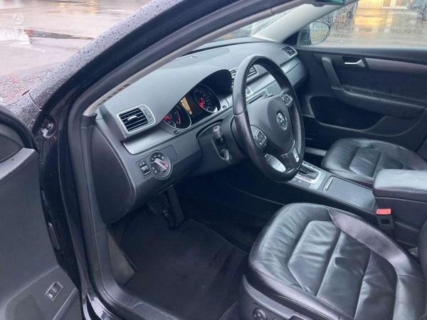 Black Volkswagen Passat 2013 in Kaunas, with an engine capacity of 1.60 L and mileage of 218 thousand km for 5950 €, photo 6 on AUTOMOTO.COM.LV