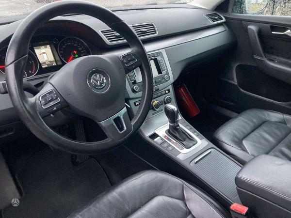Black Volkswagen Passat 2013 in Kaunas, with an engine capacity of 1.60 L and mileage of 218 thousand km for 5950 €, photo 7 on AUTOMOTO.COM.LV