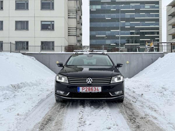 Black Volkswagen Passat 2013 in Vilnius, with an engine capacity of 1.97 L and mileage of 299 thousand km for 5999 €, photo 2 on AUTOMOTO.COM.LV