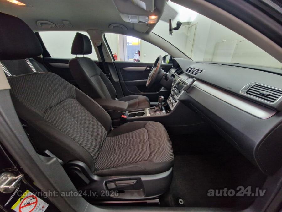 Black Volkswagen Passat 2013 in Haapsalu, with an engine capacity of 1.60 L and mileage of 272 thousand km for 5999 €, photo 24 on AUTOMOTO.COM.LV