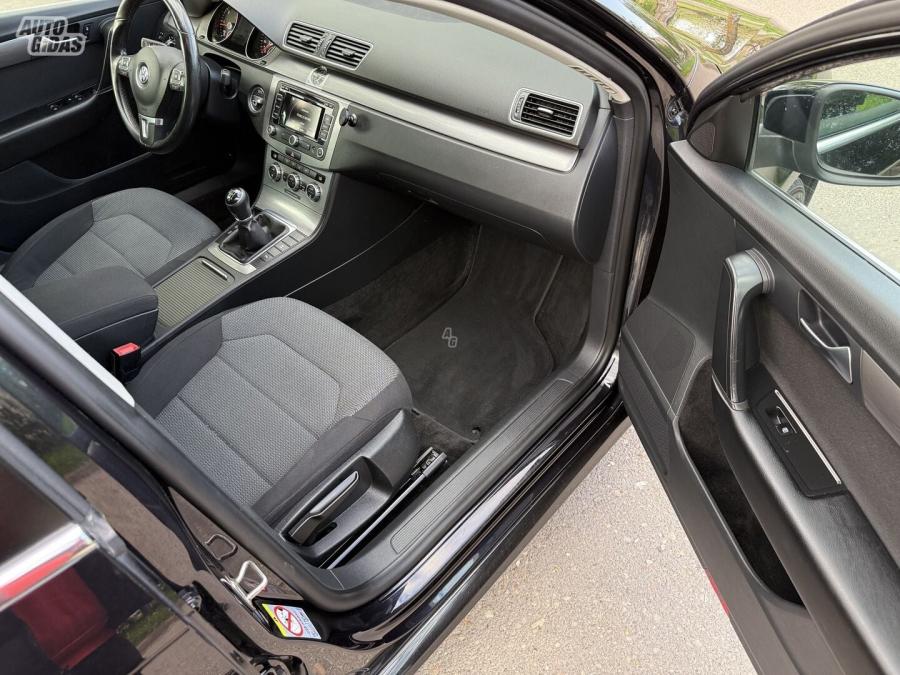 Black Volkswagen Passat 2013 in Alytus, with an engine capacity of 1.60 L and mileage of 254 thousand km for 4699 €, photo 16 on AUTOMOTO.COM.LV