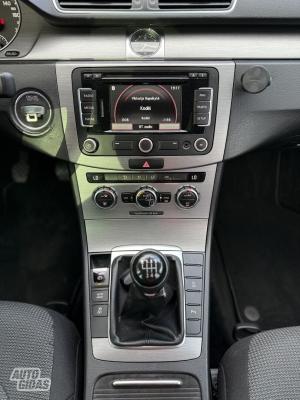 Black Volkswagen Passat 2013 in Alytus, with an engine capacity of 1.60 L and mileage of 254 thousand km for 4699 €, photo 24 on AUTOMOTO.COM.LV