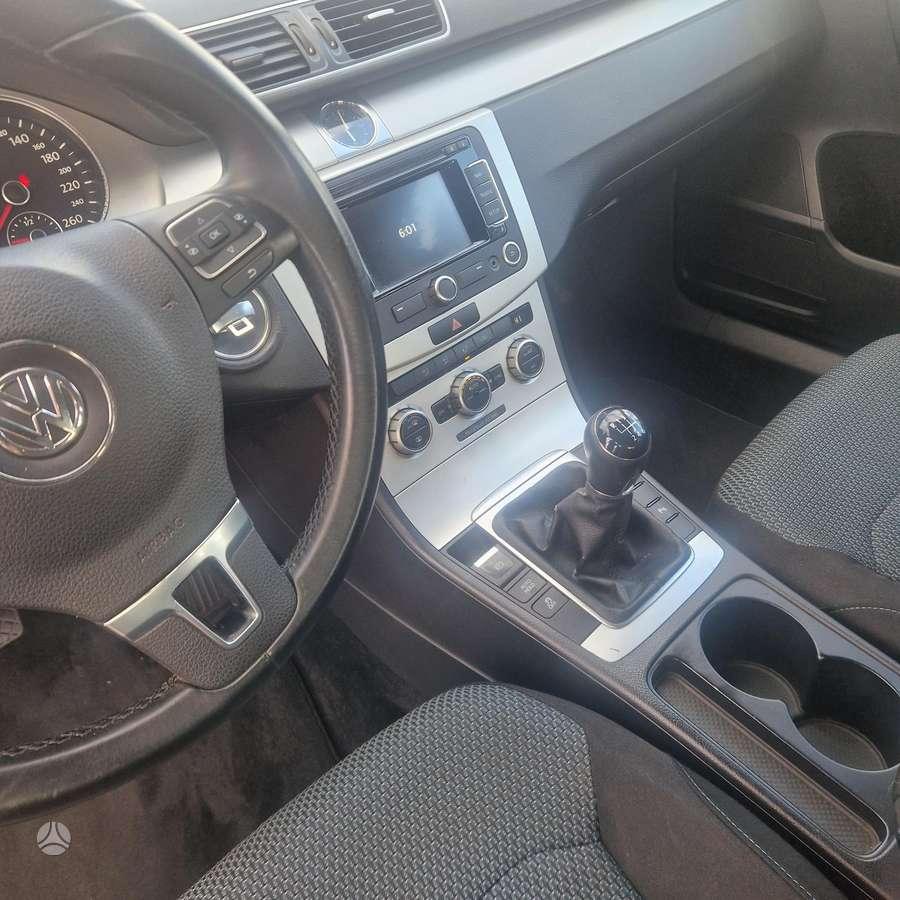 Black Volkswagen Passat 2013 in Utena, with an engine capacity of 1.60 L and mileage of 223 thousand km for 5300 €, photo 11 on AUTOMOTO.COM.LV