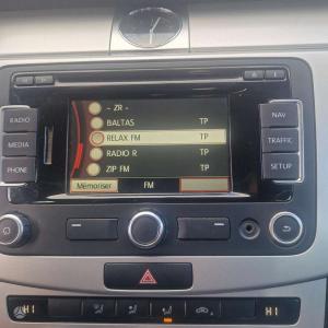 Black Volkswagen Passat 2013 in Utena, with an engine capacity of 1.60 L and mileage of 223 thousand km for 5300 €, photo 13 on AUTOMOTO.COM.LV
