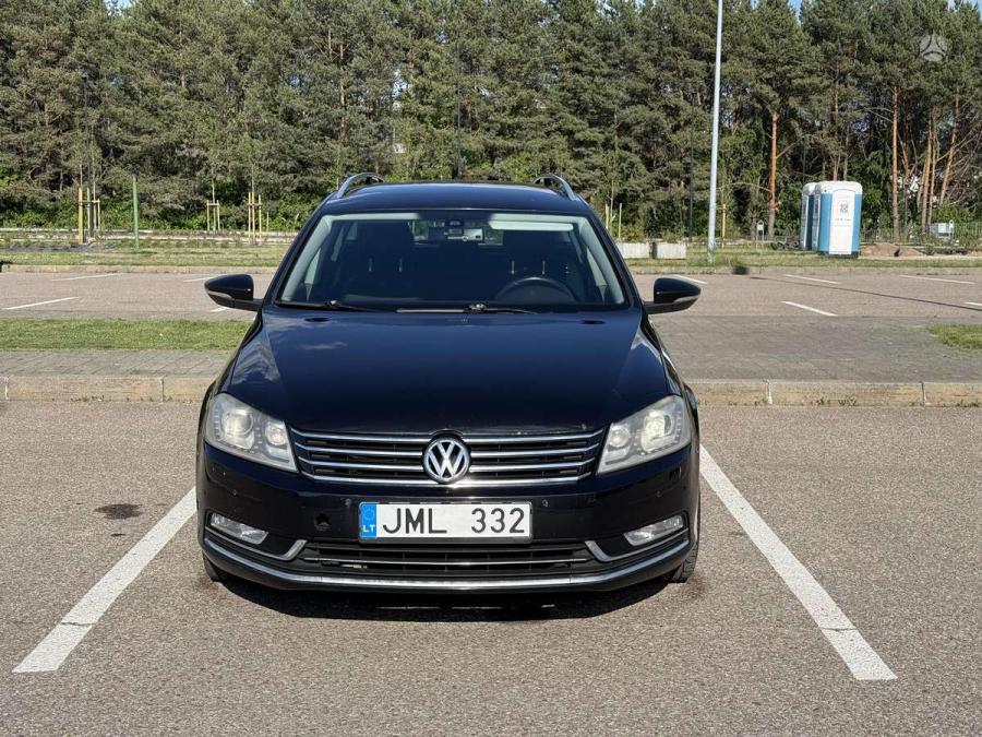 Black Volkswagen Passat 2013 in Vilnius, with an engine capacity of 1.97 L and mileage of 300 thousand km for 5400 €, photo 3 on AUTOMOTO.COM.LV