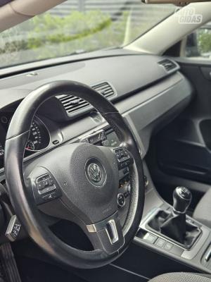 Melns Volkswagen Passat 2013 Kluonaliai, ar dzinēja tilpumu 2.00 L un nobraukumu 295 tūkst. km par 5599 €, foto 18 vietnē AUTOMOTO.COM.LV