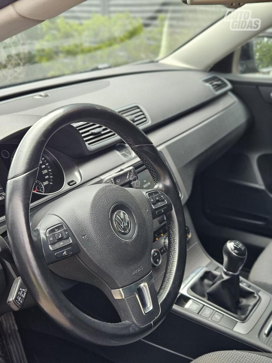 Melns Volkswagen Passat 2013 Kluonaliai, ar dzinēja tilpumu 2.00 L un nobraukumu 295 tūkst. km par 5599 €, foto 18 vietnē AUTOMOTO.COM.LV