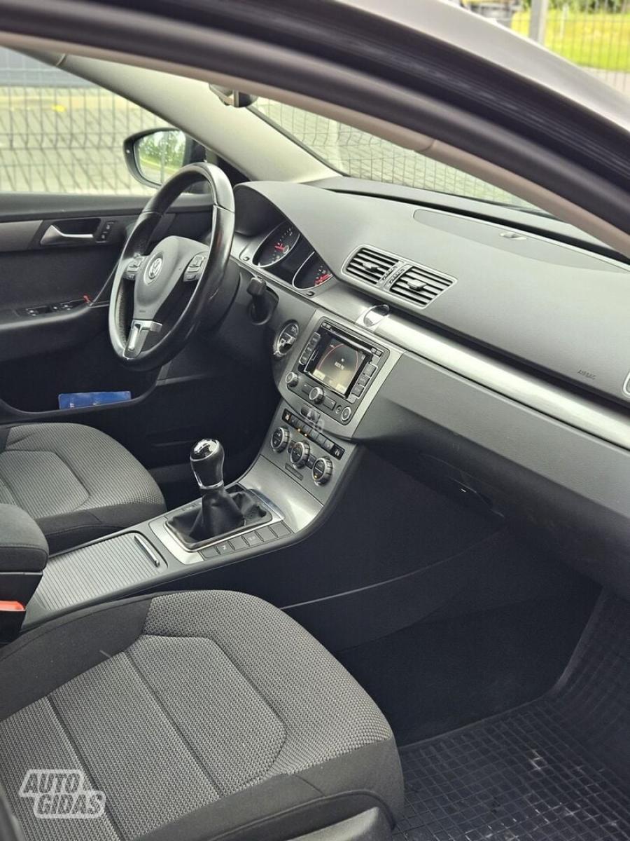 Melns Volkswagen Passat 2013 Kluonaliai, ar dzinēja tilpumu 2.00 L un nobraukumu 295 tūkst. km par 5599 €, foto 20 vietnē AUTOMOTO.COM.LV