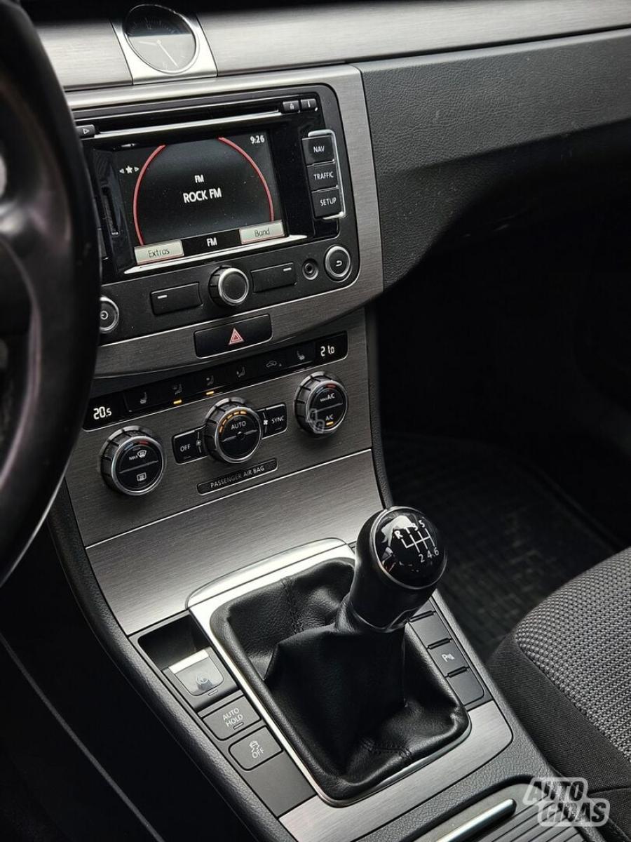 Melns Volkswagen Passat 2013 Kluonaliai, ar dzinēja tilpumu 2.00 L un nobraukumu 295 tūkst. km par 5599 €, foto 22 vietnē AUTOMOTO.COM.LV