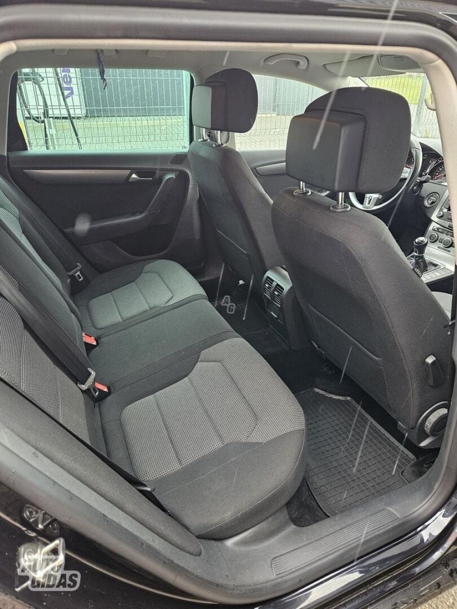 Melns Volkswagen Passat 2013 Kluonaliai, ar dzinēja tilpumu 2.00 L un nobraukumu 295 tūkst. km par 5599 €, foto 24 vietnē AUTOMOTO.COM.LV