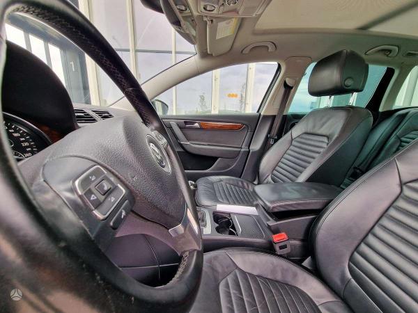 Black Volkswagen Passat 2013 in Vilnius, with an engine capacity of 2.00 L and mileage of 230 thousand km for 4999 €, photo 8 on AUTOMOTO.COM.LV