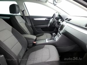 Black Volkswagen Passat 2013 in Tallinn, with an engine capacity of 2.00 L and mileage of 267 thousand km for 3999 €, photo 7 on AUTOMOTO.COM.LV