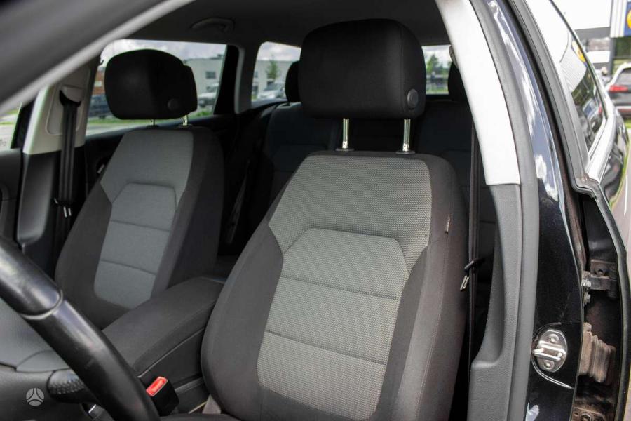 Black Volkswagen Passat 2013 in Kaunas, with an engine capacity of 1.60 L and mileage of 222 thousand km for 5900 €, photo 12 on AUTOMOTO.COM.LV