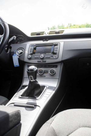 Black Volkswagen Passat 2013 in Kaunas, with an engine capacity of 1.60 L and mileage of 222 thousand km for 5900 €, photo 14 on AUTOMOTO.COM.LV