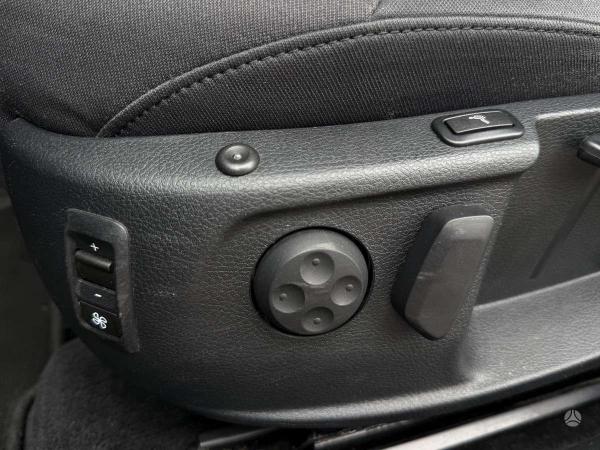Black Volkswagen Passat 2013 in Kaunas, with an engine capacity of 1.97 L and mileage of 270 thousand km for 5490 €, photo 6 on AUTOMOTO.COM.LV