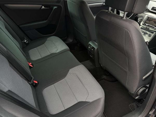 Black Volkswagen Passat 2013 in Kaunas, with an engine capacity of 1.97 L and mileage of 270 thousand km for 5490 €, photo 7 on AUTOMOTO.COM.LV