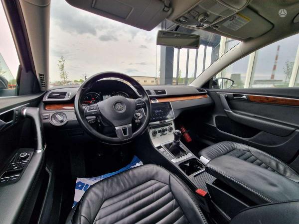 Black Volkswagen Passat 2013 in Vilnius, with an engine capacity of 1.60 L and mileage of 230 thousand km for 4899 €, photo 6 on AUTOMOTO.COM.LV