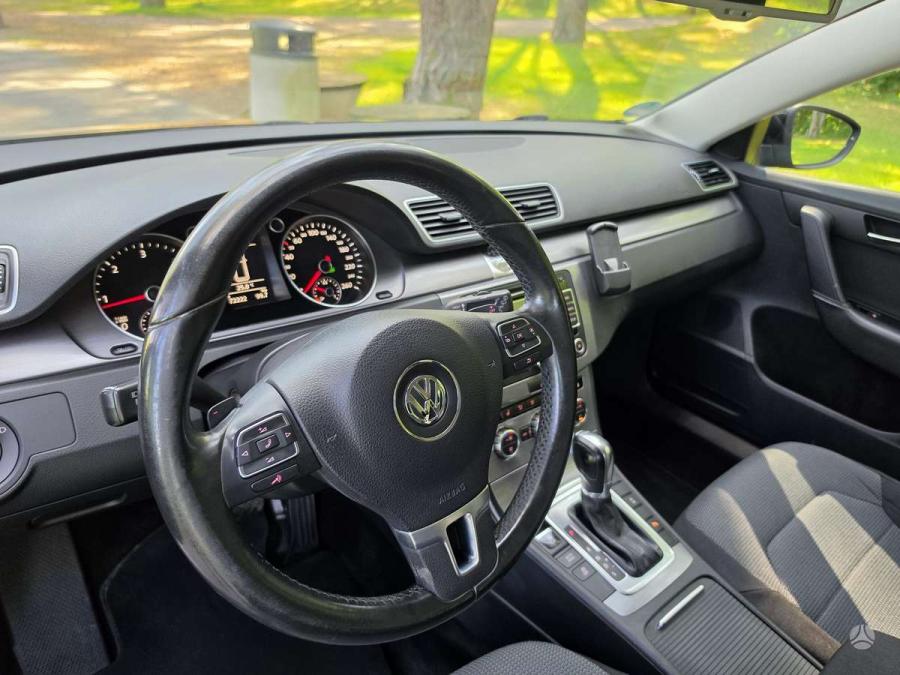 Black Volkswagen Passat 2013 in Prienai, with an engine capacity of 2.00 L and mileage of 272 thousand km for 5199 €, photo 12 on AUTOMOTO.COM.LV