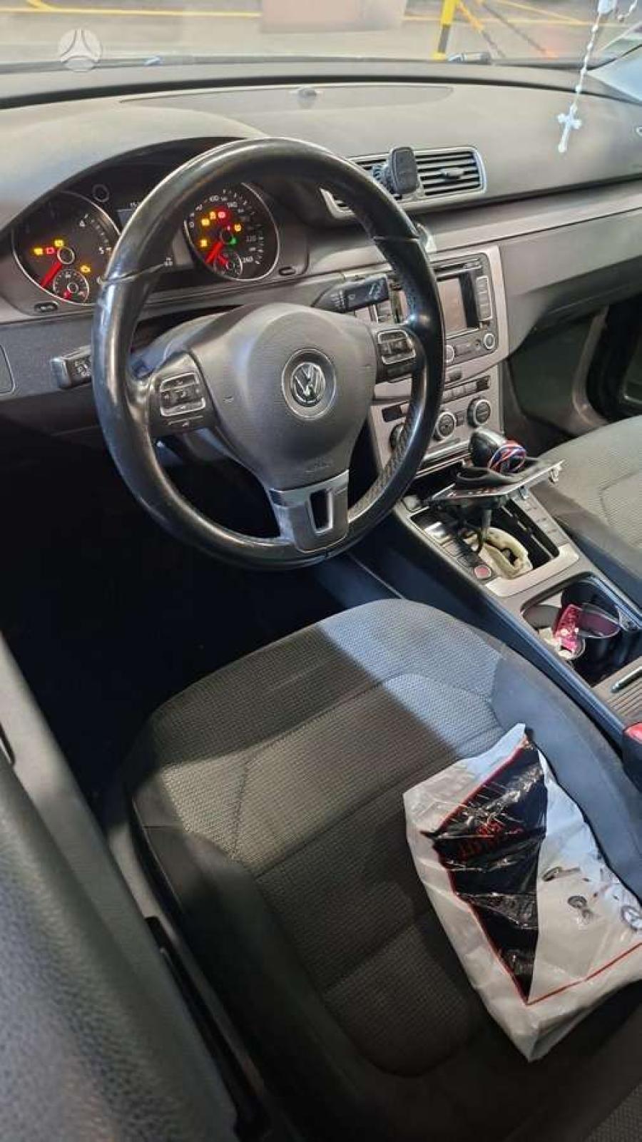 Melns Volkswagen Passat 2014 Viļņa, ar dzinēja tilpumu 1.60 L un nobraukumu 201 tūkst. km par 5500 €, foto 5 vietnē AUTOMOTO.COM.LV