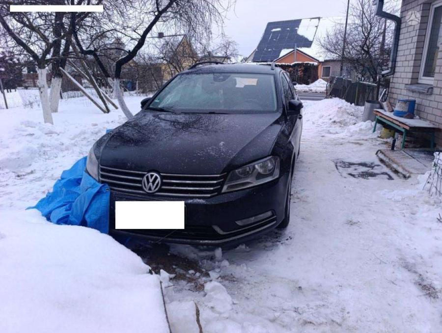 Black Volkswagen Passat 2014 in Kaunas, with an engine capacity of 1.60 L and mileage of 290 thousand km for 1650 €, photo 14 on AUTOMOTO.COM.LV