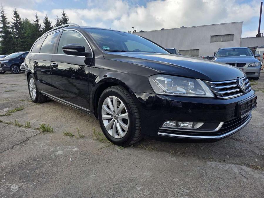 Black Volkswagen Passat 2014 in Utena, with an engine capacity of 2.00 L and mileage of 286 thousand km for 6450 €, photo 1 on AUTOMOTO.COM.LV