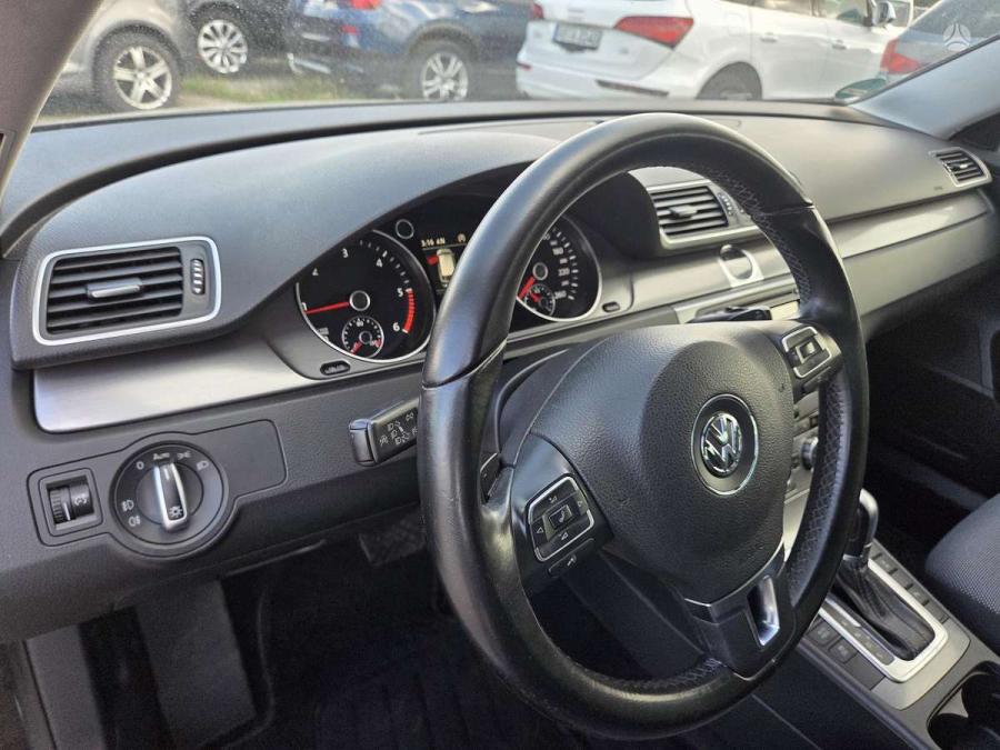 Black Volkswagen Passat 2014 in Utena, with an engine capacity of 2.00 L and mileage of 286 thousand km for 6450 €, photo 10 on AUTOMOTO.COM.LV