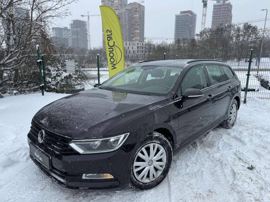 Black Volkswagen Passat 2015 in Vilnius, with an engine capacity of 1.60 L and mileage of 330 thousand km for 7900 €, photo 1 on AUTOMOTO.COM.LV