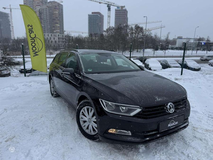 Black Volkswagen Passat 2015 in Vilnius, with an engine capacity of 1.60 L and mileage of 330 thousand km for 7900 €, photo 2 on AUTOMOTO.COM.LV