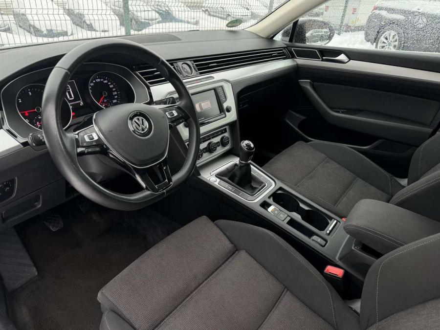 Black Volkswagen Passat 2015 in Vilnius, with an engine capacity of 1.60 L and mileage of 330 thousand km for 7900 €, photo 7 on AUTOMOTO.COM.LV