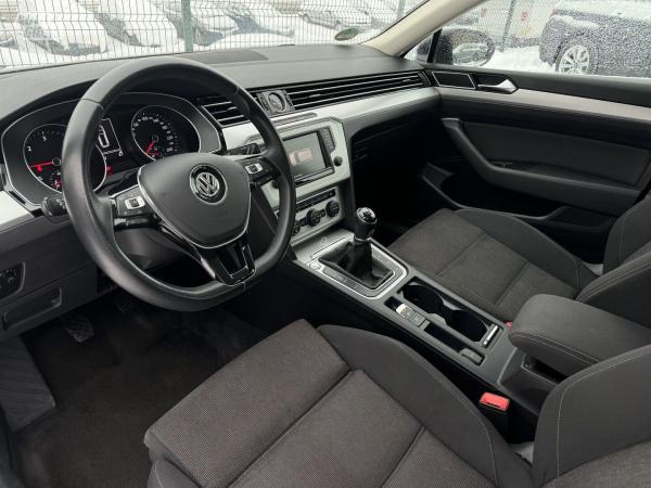 Black Volkswagen Passat 2015 in Vilnius, with an engine capacity of 1.60 L and mileage of 330 thousand km for 7900 €, photo 9 on AUTOMOTO.COM.LV