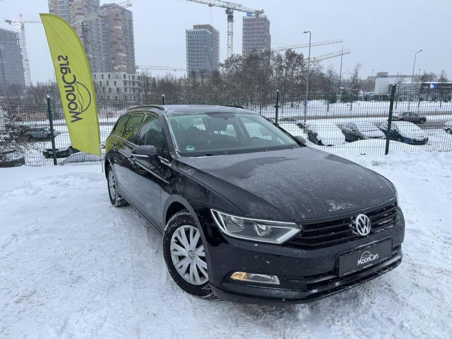 Black Volkswagen Passat 2015 in Vilnius, with an engine capacity of 1.60 L and mileage of 330 thousand km for 7900 €, photo 4 on AUTOMOTO.COM.LV