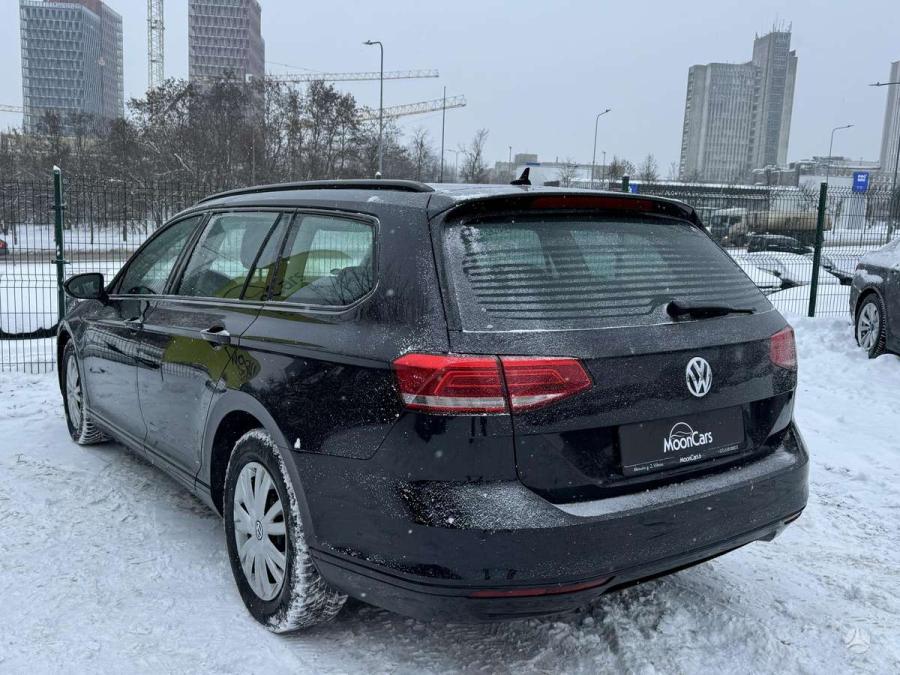 Black Volkswagen Passat 2015 in Vilnius, with an engine capacity of 1.60 L and mileage of 330 thousand km for 7900 €, photo 7 on AUTOMOTO.COM.LV