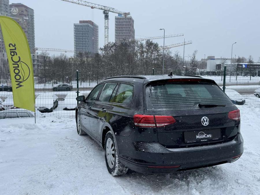Black Volkswagen Passat 2015 in Vilnius, with an engine capacity of 1.60 L and mileage of 330 thousand km for 7900 €, photo 8 on AUTOMOTO.COM.LV