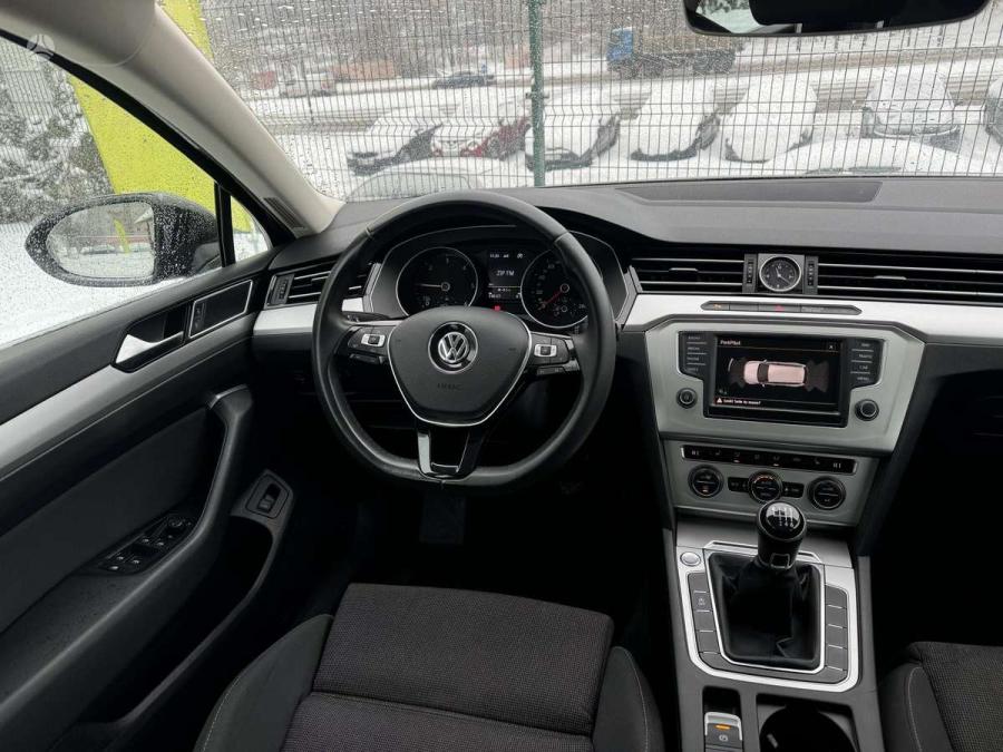 Black Volkswagen Passat 2015 in Vilnius, with an engine capacity of 1.60 L and mileage of 330 thousand km for 7900 €, photo 10 on AUTOMOTO.COM.LV