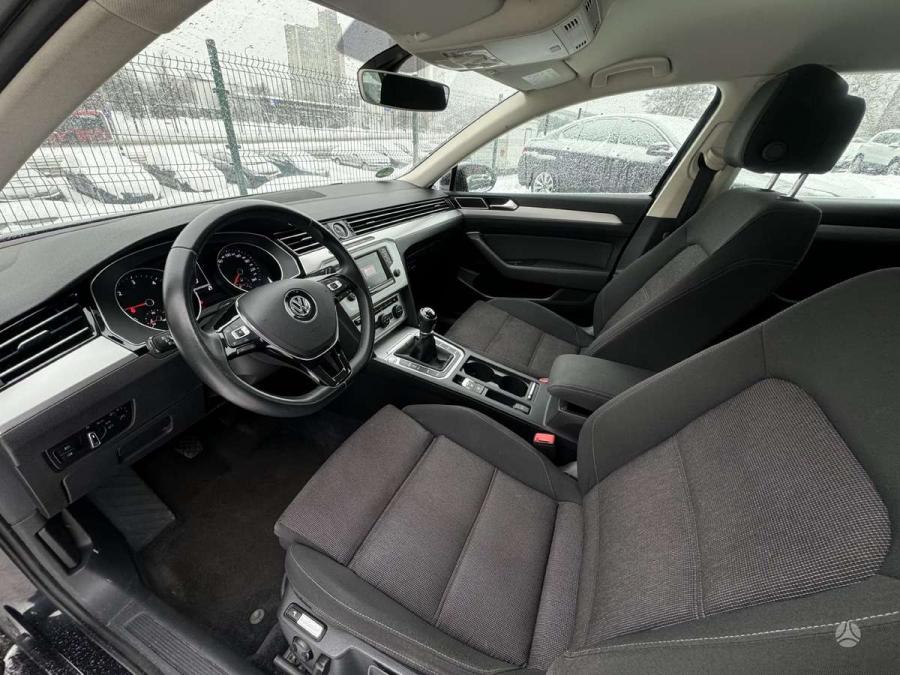 Black Volkswagen Passat 2015 in Vilnius, with an engine capacity of 1.60 L and mileage of 330 thousand km for 7900 €, photo 12 on AUTOMOTO.COM.LV