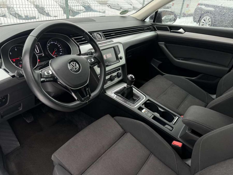 Black Volkswagen Passat 2015 in Vilnius, with an engine capacity of 1.60 L and mileage of 330 thousand km for 7900 €, photo 17 on AUTOMOTO.COM.LV