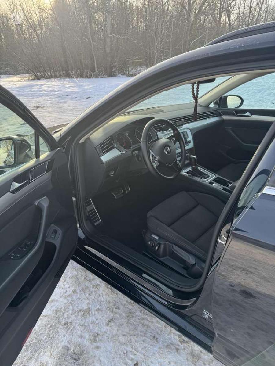 Black Volkswagen Passat 2015 in Kaunas, with an engine capacity of 2.00 L and mileage of 243 thousand km for 9990 €, photo 10 on AUTOMOTO.COM.LV