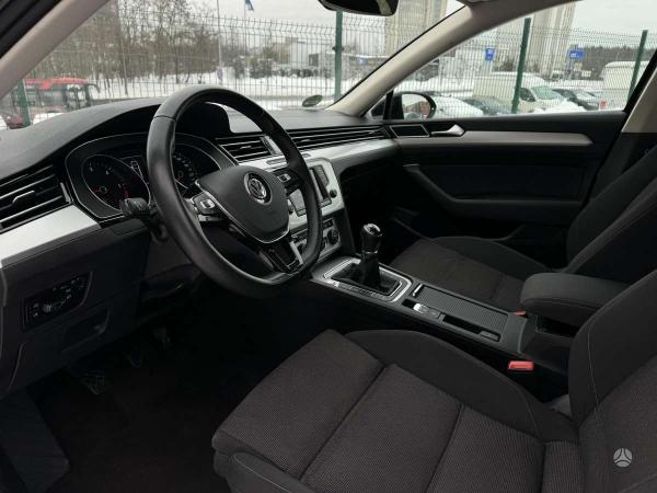 Black Volkswagen Passat 2015 in Vilnius, with an engine capacity of 1.60 L and mileage of 330 thousand km for 7000 €, photo 9 on AUTOMOTO.COM.LV