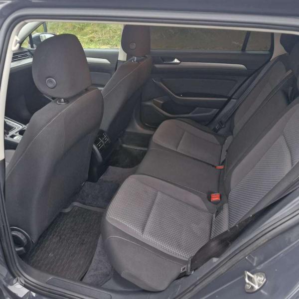 Black Volkswagen Passat 2015 in Vilnius, with an engine capacity of 1.60 L and mileage of 238 thousand km for 7300 €, photo 4 on AUTOMOTO.COM.LV