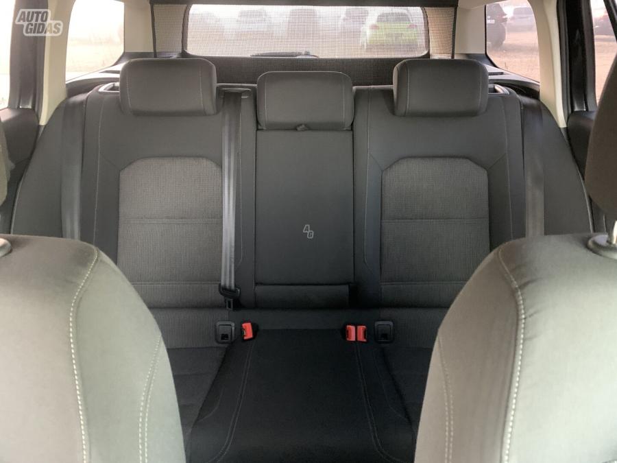 Black Volkswagen Passat 2015 in Kaunas, with an engine capacity of 2.00 L and mileage of 301 thousand km for 8199 €, photo 16 on AUTOMOTO.COM.LV