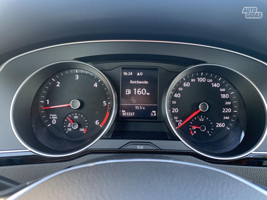 Black Volkswagen Passat 2015 in Kaunas, with an engine capacity of 2.00 L and mileage of 301 thousand km for 8199 €, photo 21 on AUTOMOTO.COM.LV