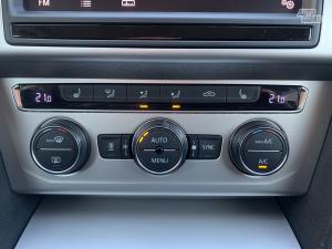 Black Volkswagen Passat 2015 in Kaunas, with an engine capacity of 2.00 L and mileage of 301 thousand km for 8199 €, photo 28 on AUTOMOTO.COM.LV