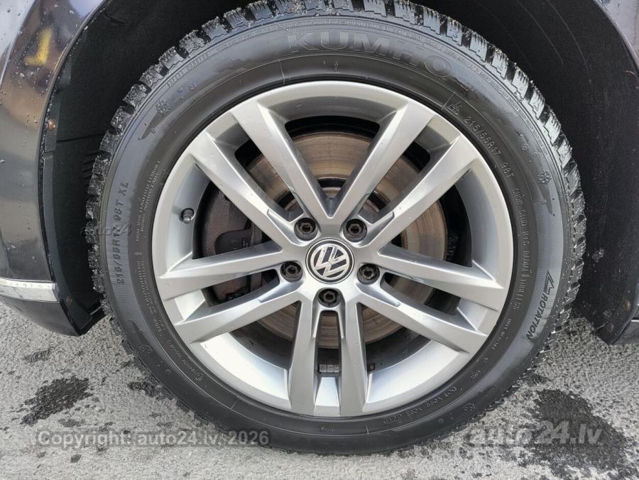 Black Volkswagen Passat 2015 in Tallinn, with an engine capacity of 2.00 L and mileage of 273 thousand km for 12999 €, photo 15 on AUTOMOTO.COM.LV