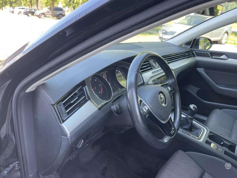 Melns Volkswagen Passat 2015 Kauņa, ar dzinēja tilpumu 1.60 L un nobraukumu 249 tūkst. km par 6600 €, foto 19 vietnē AUTOMOTO.COM.LV