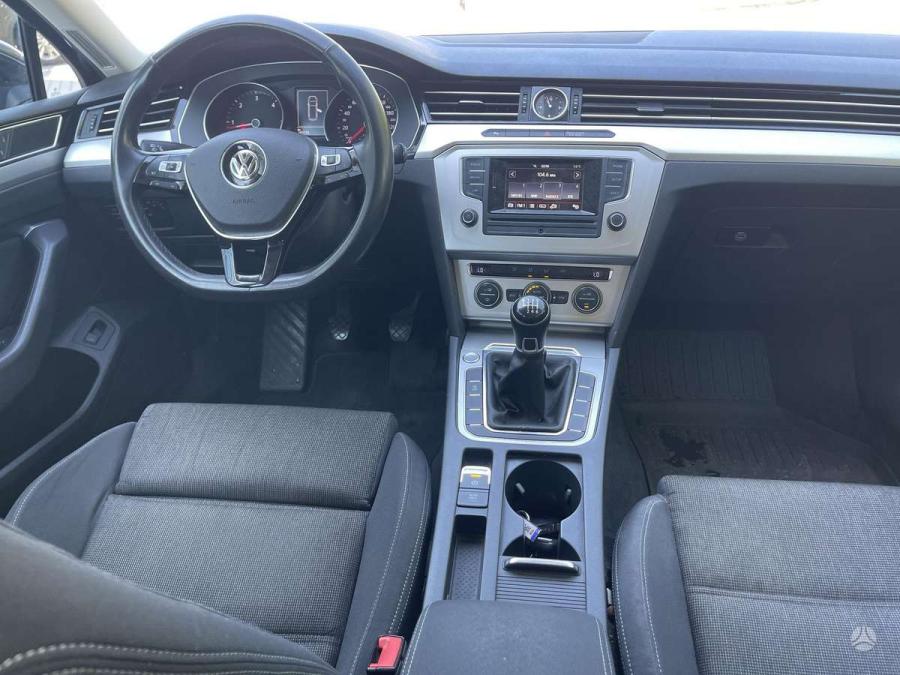 Melns Volkswagen Passat 2015 Kauņa, ar dzinēja tilpumu 1.60 L un nobraukumu 249 tūkst. km par 6600 €, foto 26 vietnē AUTOMOTO.COM.LV